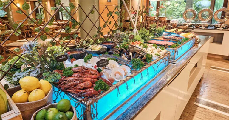 1-for-1 Dinner Buffet at Window on the Park with OCBC | Holiday Inn S ...